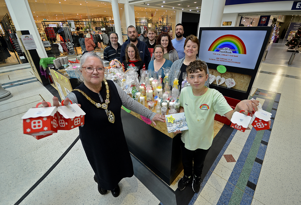 Pop-up raffle raises over £3,000 for Redditch food bank - The Redditch ...